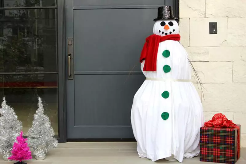 ¿Cómo hacer un gran muñeco de nieve? Gran muñeco de nieve hecho de tela con sus propias manos.