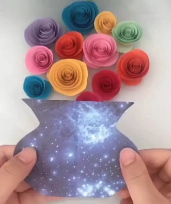 Апликација вазна со хартиени цвеќиња со свои раце 406_10