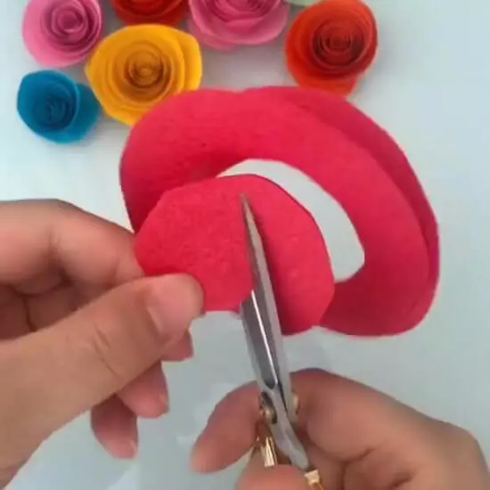 Апликација вазна со хартиени цвеќиња со свои раце 406_4