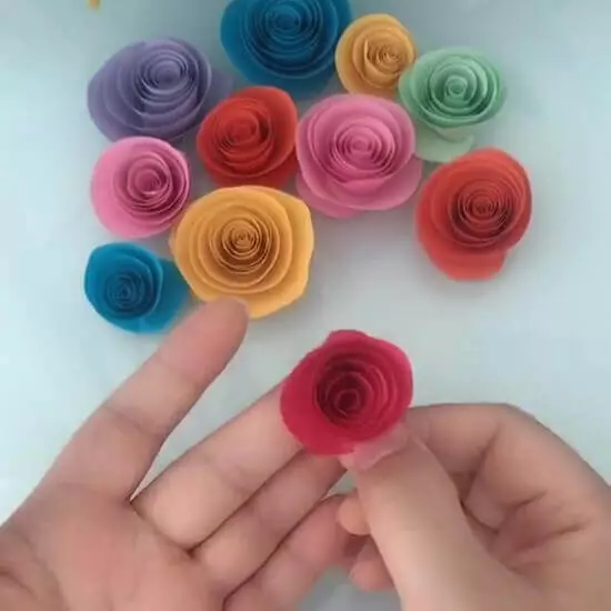 Апликация ваза с хартиени цветя със собствените си ръце 406_7