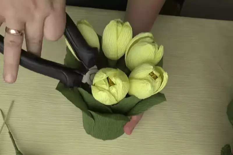 Tulipanes de dulces y papel corrugado con sus propias manos. 445_27