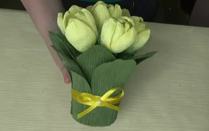 Candy tulipány a vlnitý papier s vlastnými rukami 445_3