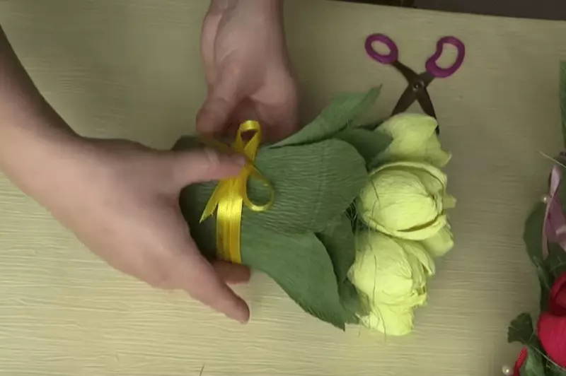 Тюльпани з цукерок і гофрованого паперу своїми руками 445_30