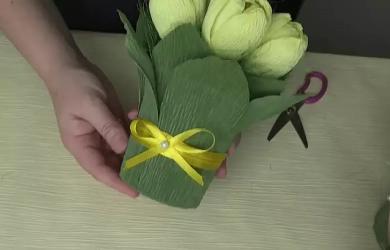 Tulipanes de dulces y papel corrugado con sus propias manos. 445_31