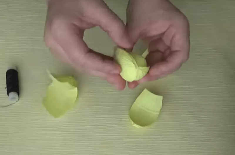 Tulipanes de dulces y papel corrugado con sus propias manos. 445_9