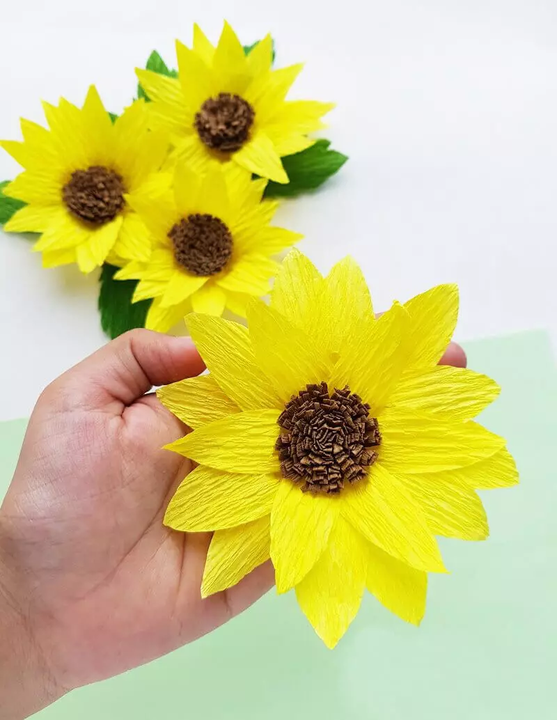 Päevalille teeb seda ise. Kuidas teha Sunflowers for Gofreeritud paberist? 454_2