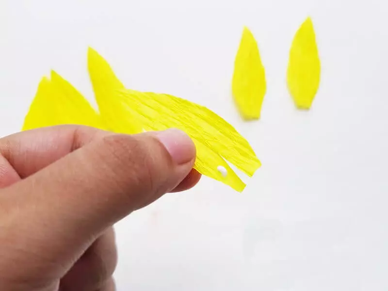 Sunflower to naredi sam. Kako narediti Sunflowers iz valovitega papirja? 454_7