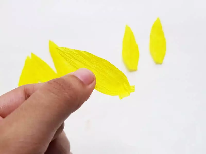 Auringonkukka tekee sen itse. Kuinka tehdä auringonkukkia aallotetusta paperi? 454_8