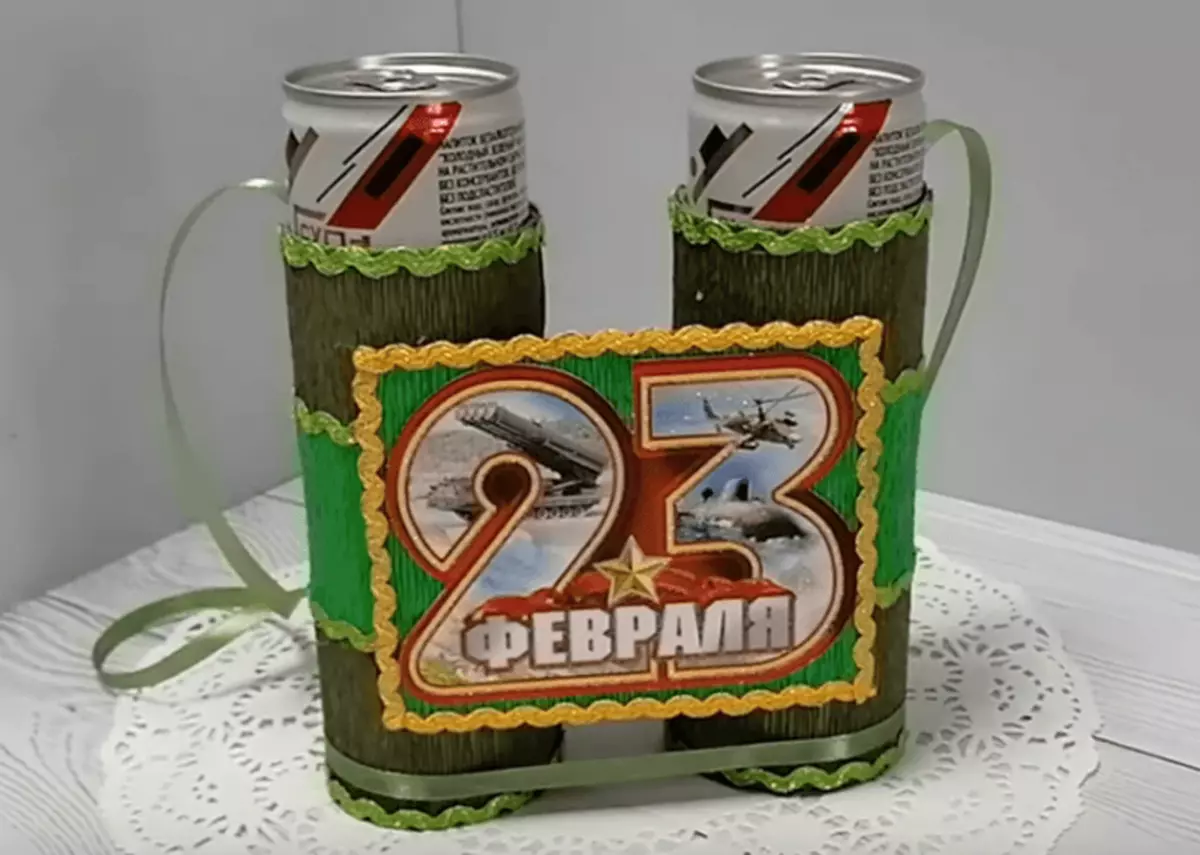 Binoculars op 23 febrewaris mei har hannen fan Coca Cola / bier 462_20