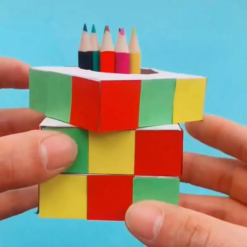 Stand fir Bleistift aus der Hülse an der Form vun engem Cube Rubik 495_1