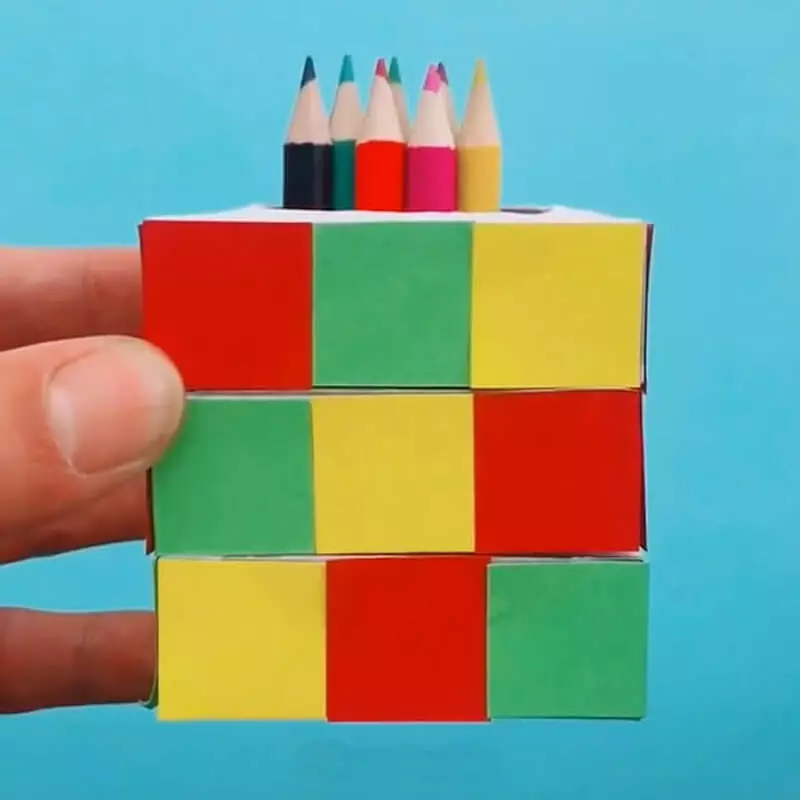 Stand fir Bleistift aus der Hülse an der Form vun engem Cube Rubik 495_16