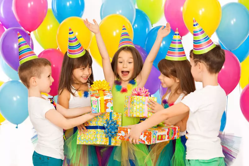 બાળકને શુભ જન્મદિવસ મૂળ કેવી રીતે અભિનંદન આપવું? 500_1