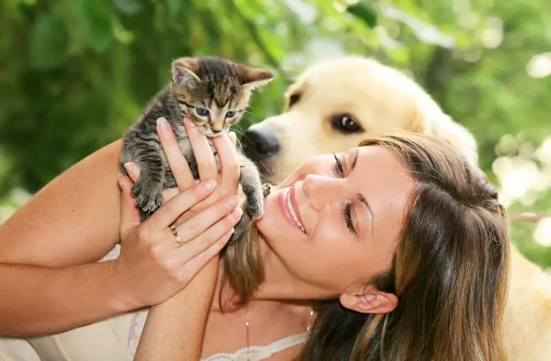 Ինչ կարող եք տալ լավագույն ընկերոջը ծննդյան օրվա համար, որը սիրում է շներին եւ կատուներին: 608_1