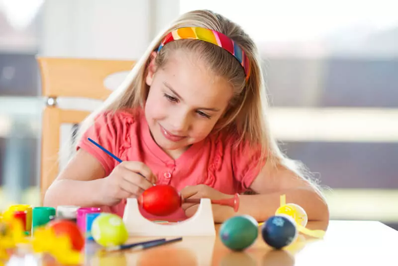 Crefftau a Chofiau Pasg yn Kindergarten: 10 Crefftau gorau i blant ar gyfer y Pasg